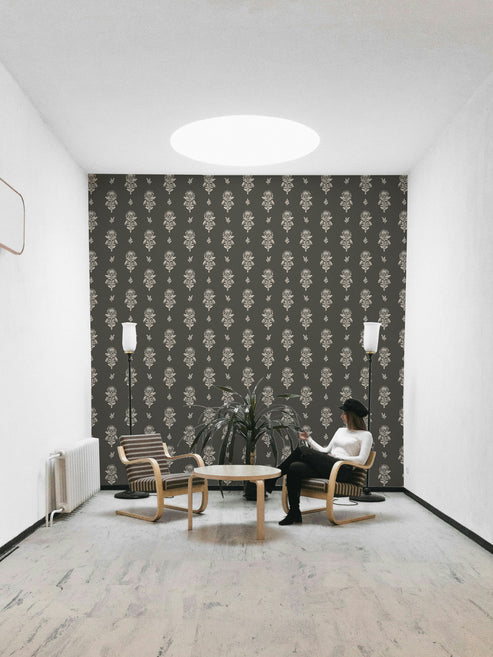 Chalky Bloom Wallpaper – Soft Floral Wall Decor